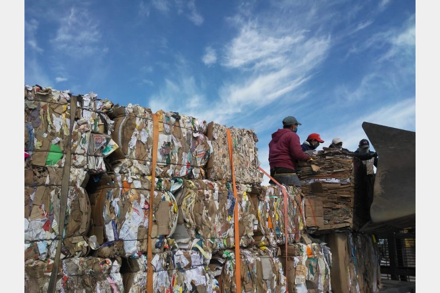 Larroque :: Cartón de Larroque compactado se cargó para reciclado